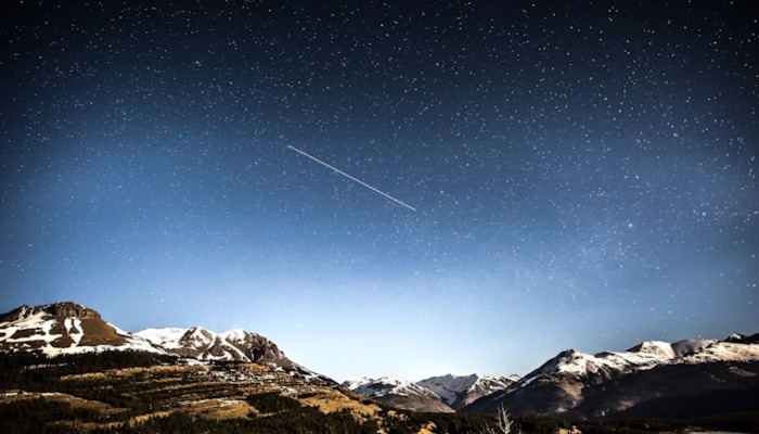 Spectacular blue meteor lights up night sky